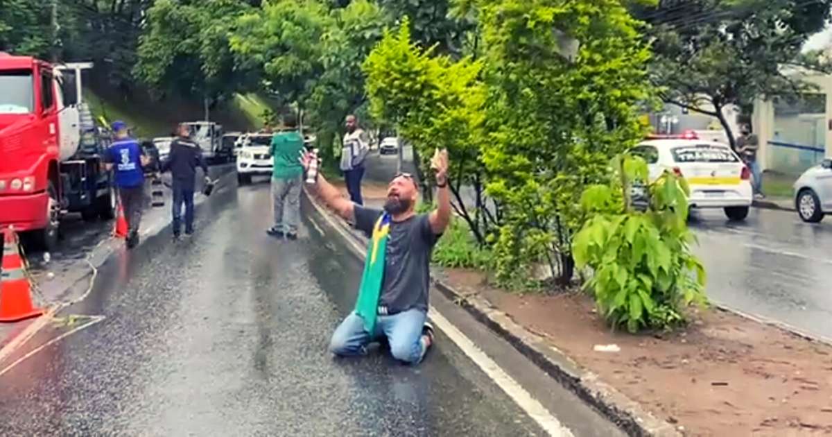 Bolsonarista se desespera ao ver acampamento desmontado